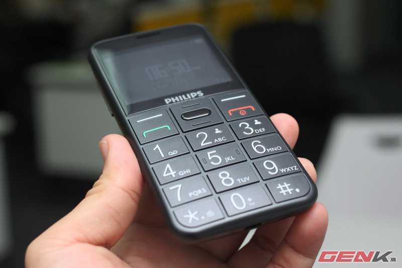 Mở hộp Philips E310 - điện thoại dành cho người lớn tuổi