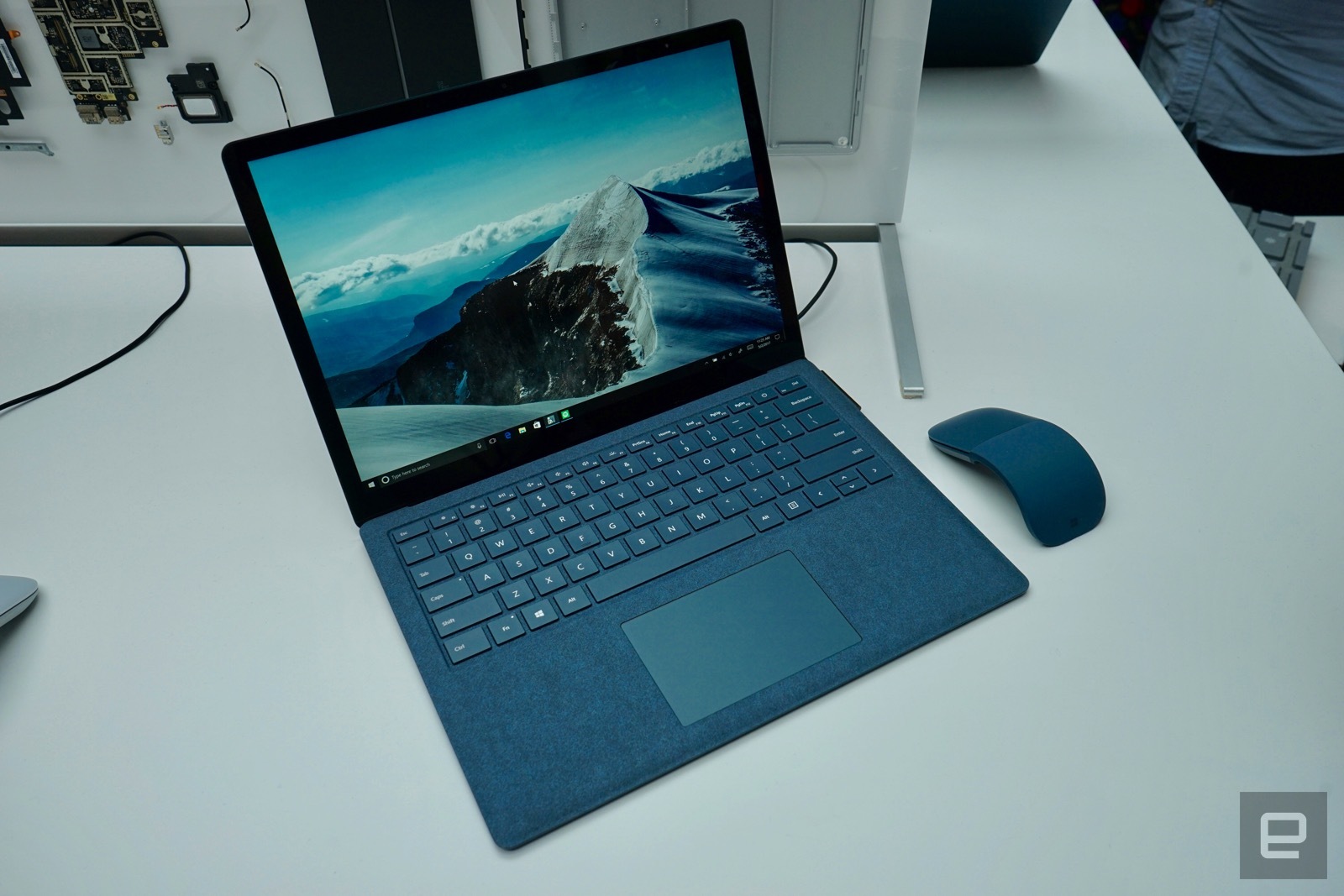 Cận cảnh Microsoft Surface Laptop: Một vẻ đẹp chát chúa