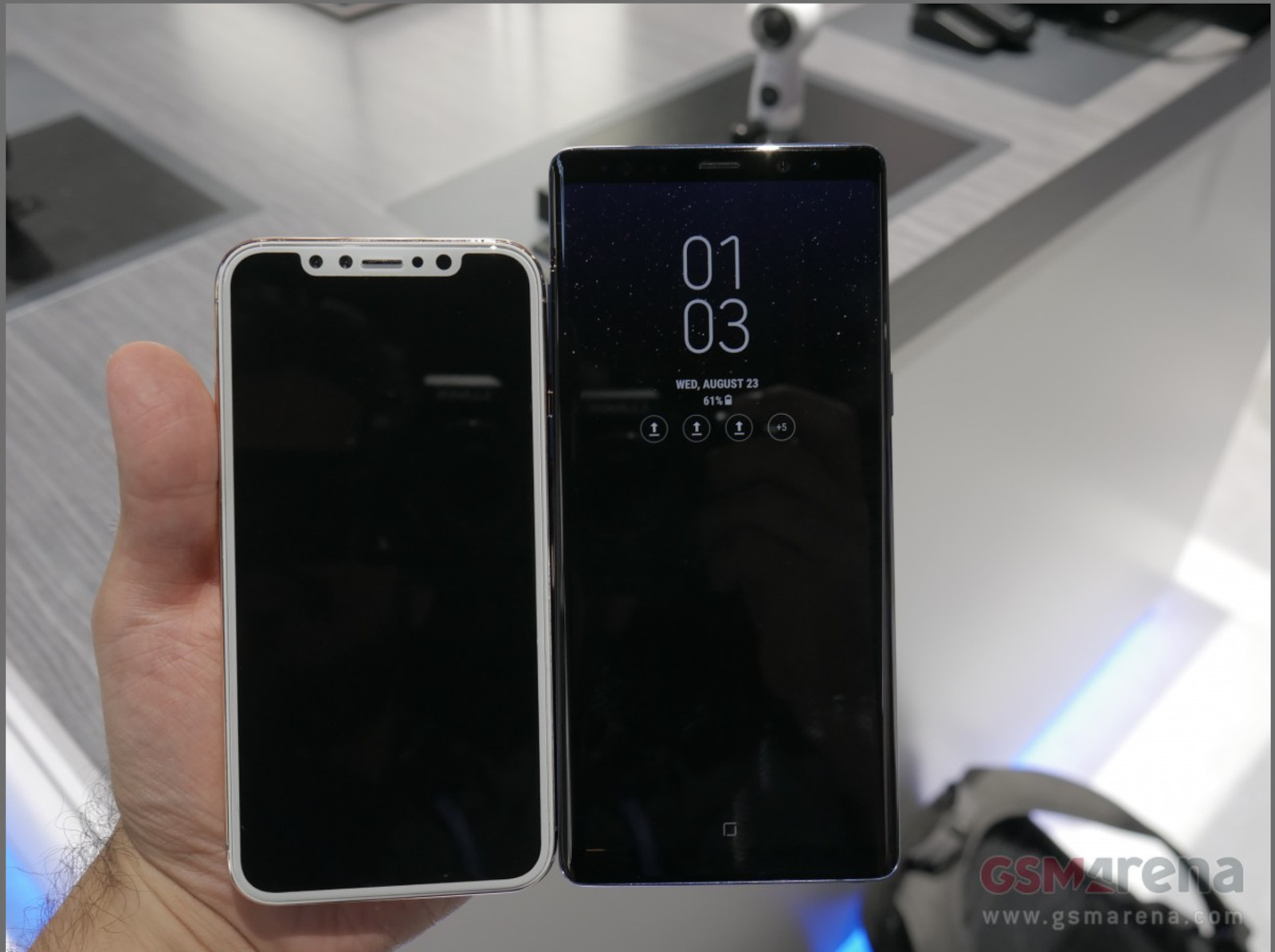Lộ ảnh thực tế Samsung Galaxy Note8 đặt cạnh iPhone 8: Khác biệt một trời một vực!