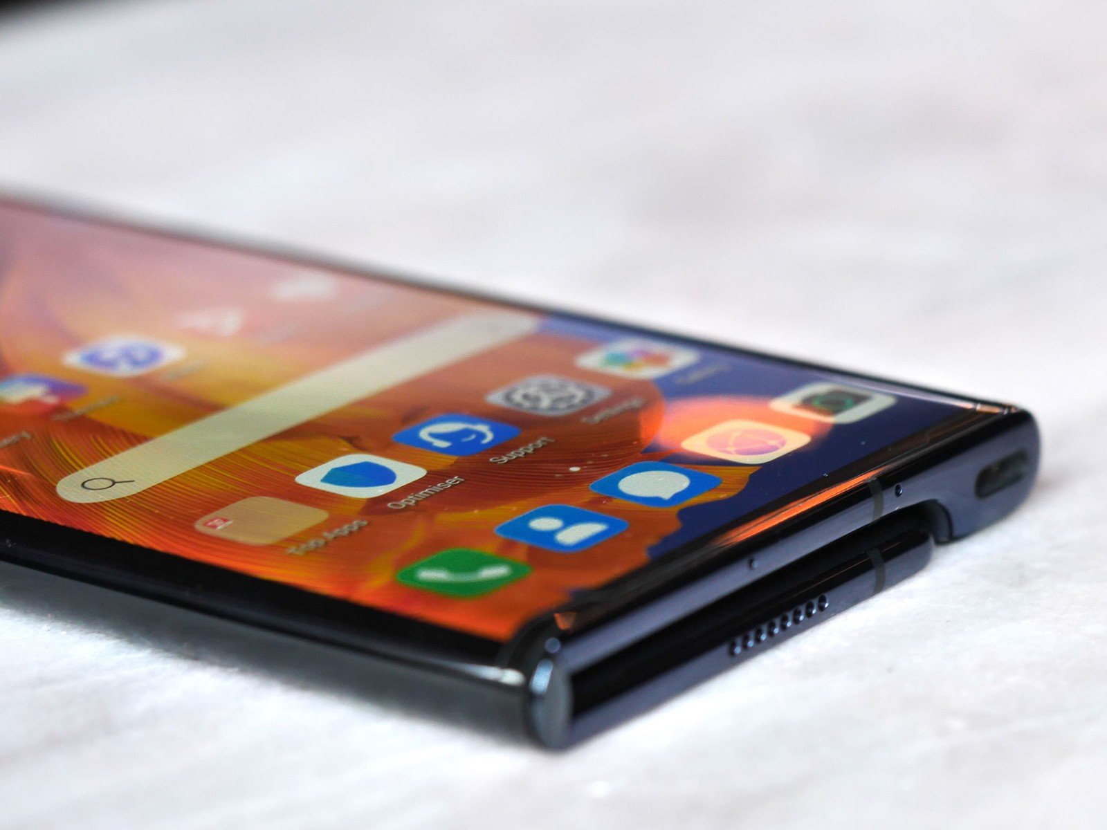 Màn hình gập của Huawei Mate Xs sử dụng vật liệu đắt gấp 3 lần vàng