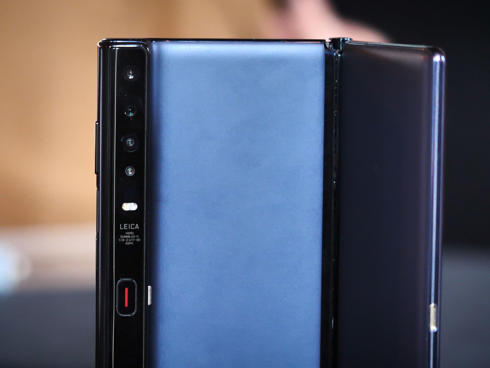 Màn hình gập của Huawei Mate Xs sử dụng vật liệu đắt gấp 3 lần vàng