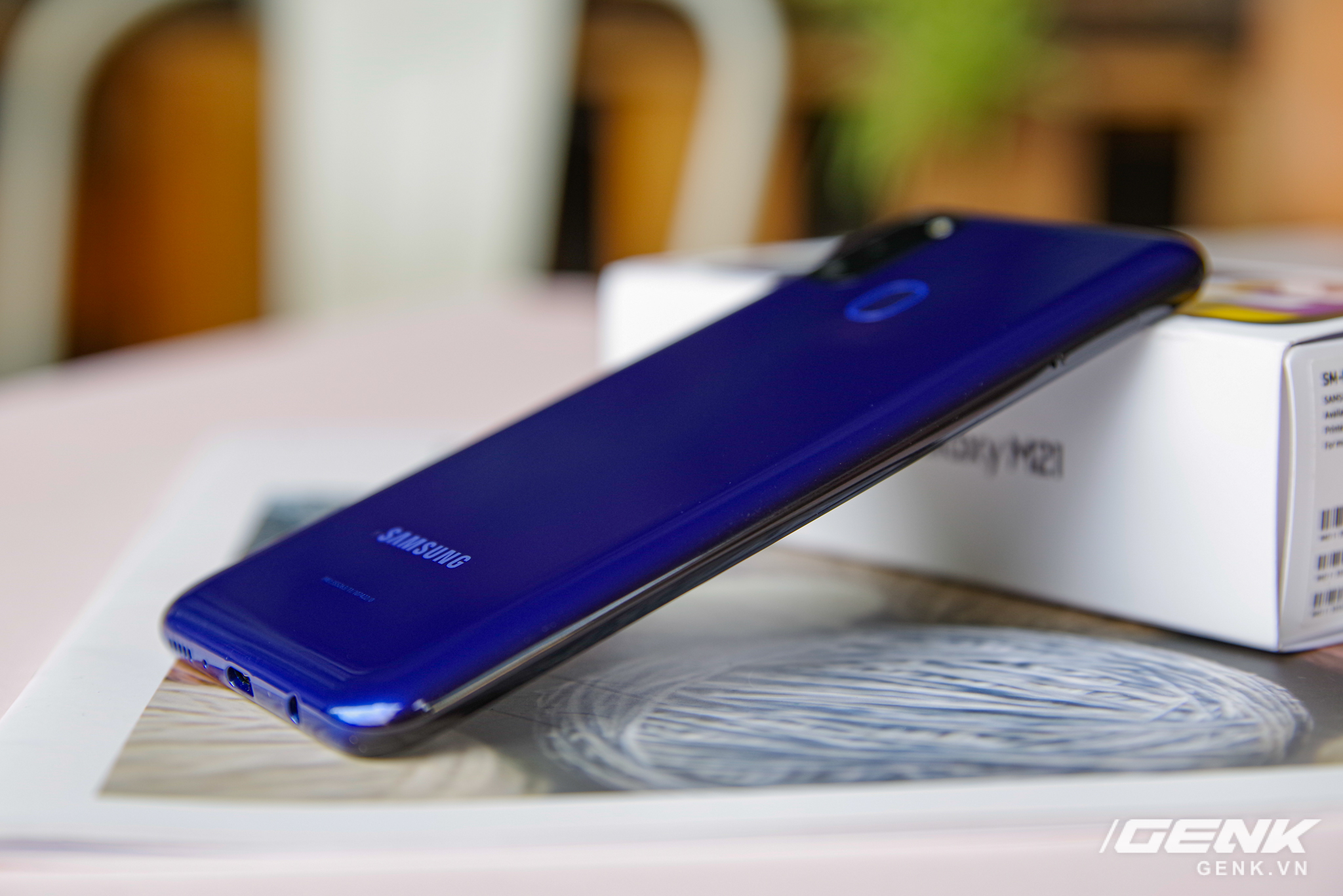 Mở hộp Galaxy M21: thiết kế cơ bản với màn hình Infinity-U, 3 camera ...