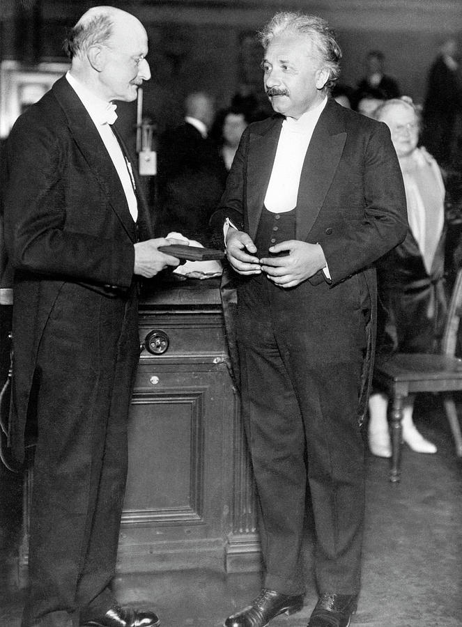 Hai sai lầm của Albert Einstein