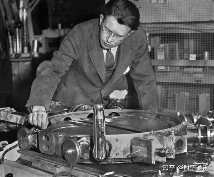 Bằng cách thay đổi nhân tạo số proton trong hạt nhân, người ta có thể ...