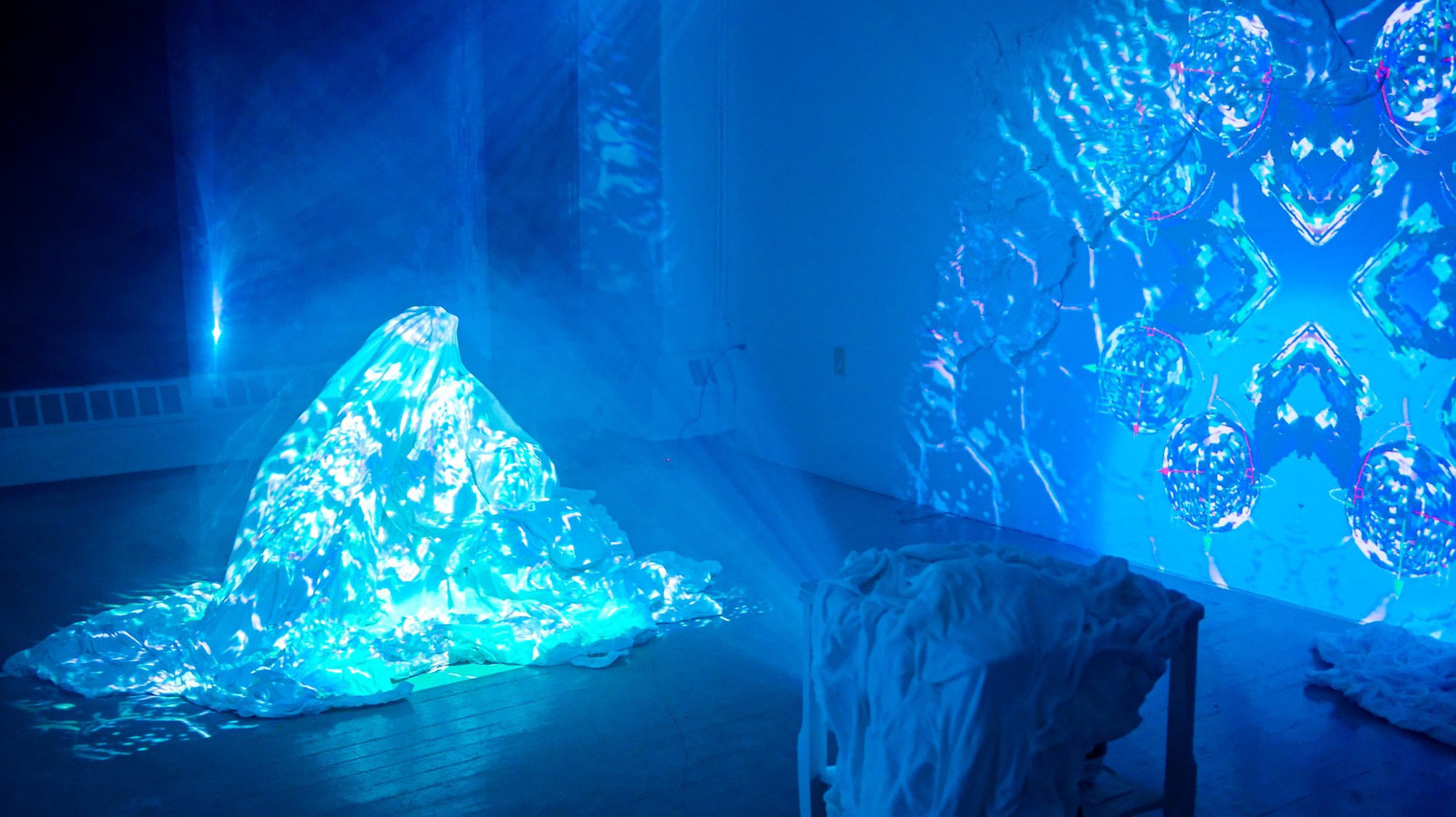 Bức xạ Cherenkov có thể khiến các hạt chuyển động nhanh hơn tốc độ ánh ...