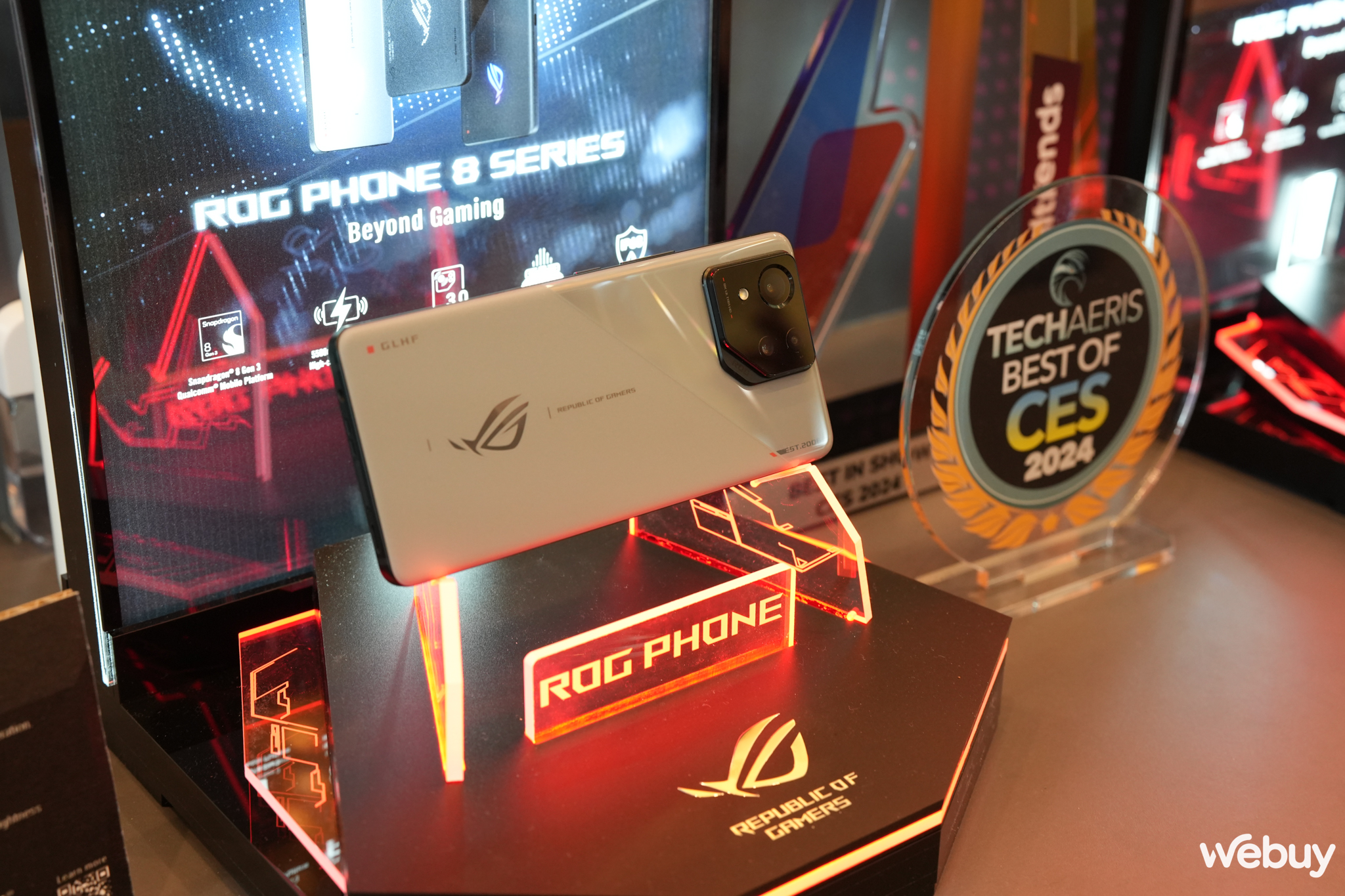 Cận cảnh smartphone chơi game giá đắt ngang iPhone 15 Pro Max