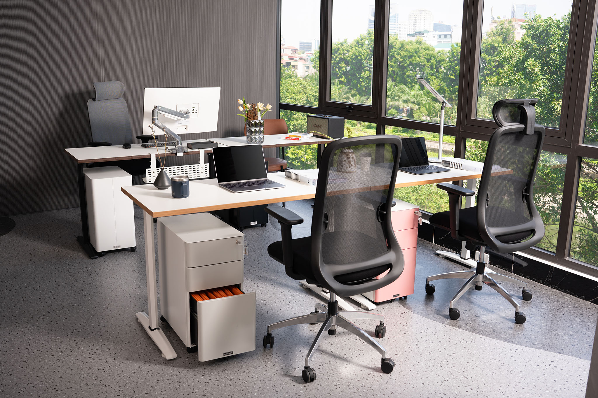 Dùng thử ghế công thái học HyperWork Cloud Chair và tủ di động Ivy Slim ...