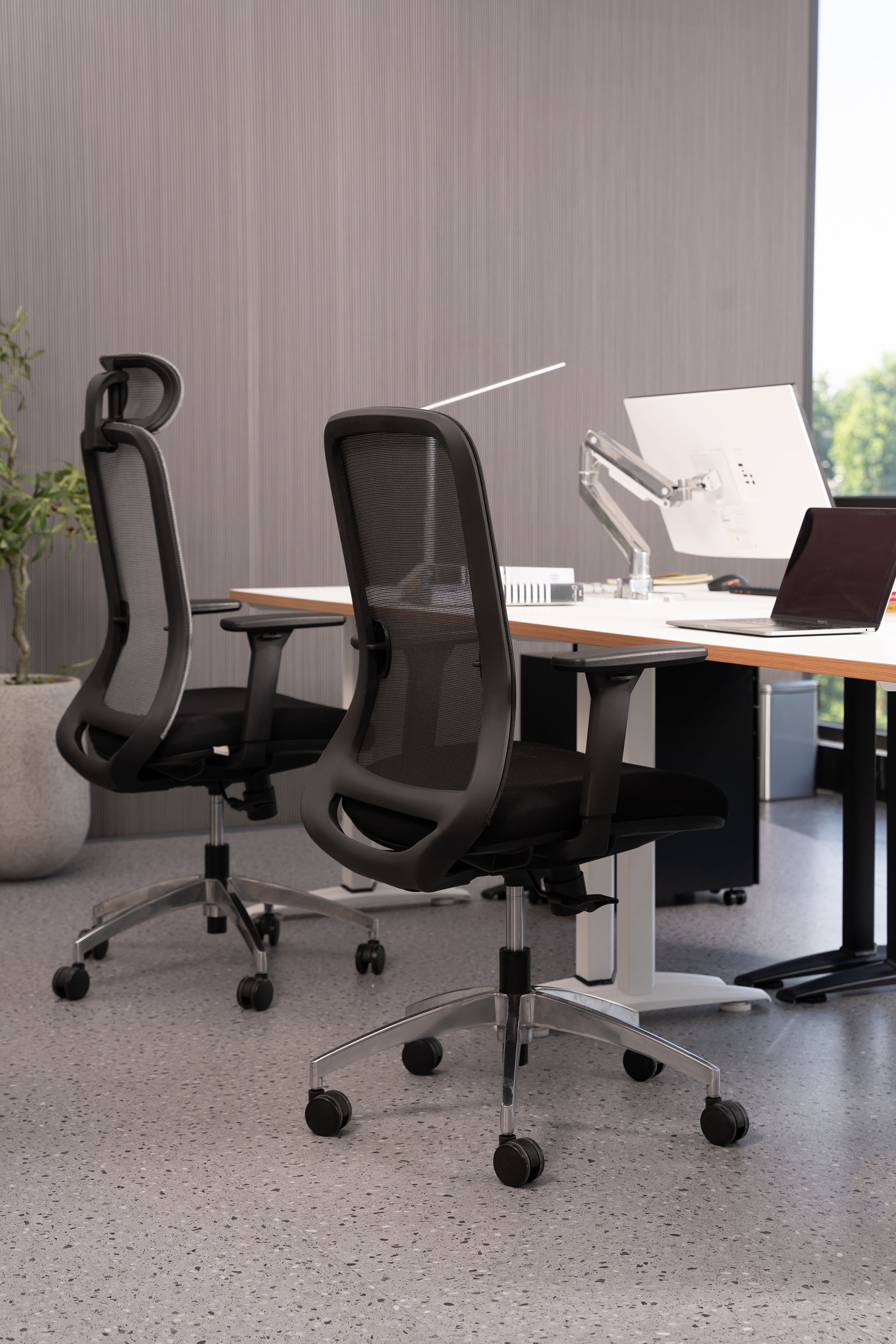 Dùng thử ghế công thái học HyperWork Cloud Chair và tủ di động Ivy Slim ...