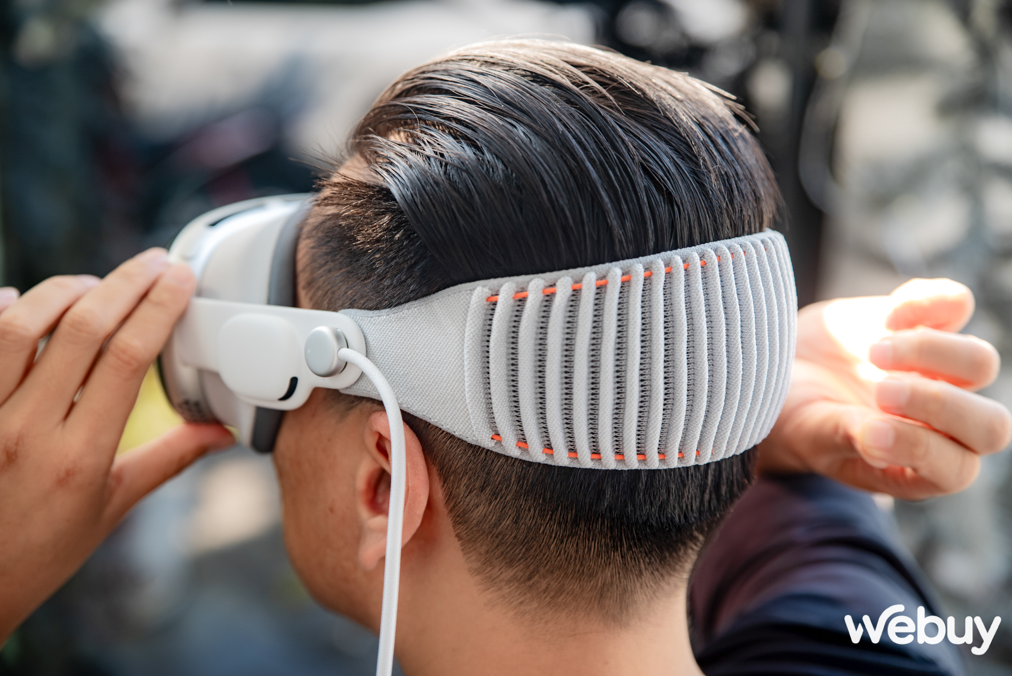 Mở hộp kính Apple Vision Pro vừa về Việt Nam với giá gần 170 triệu đồng ...