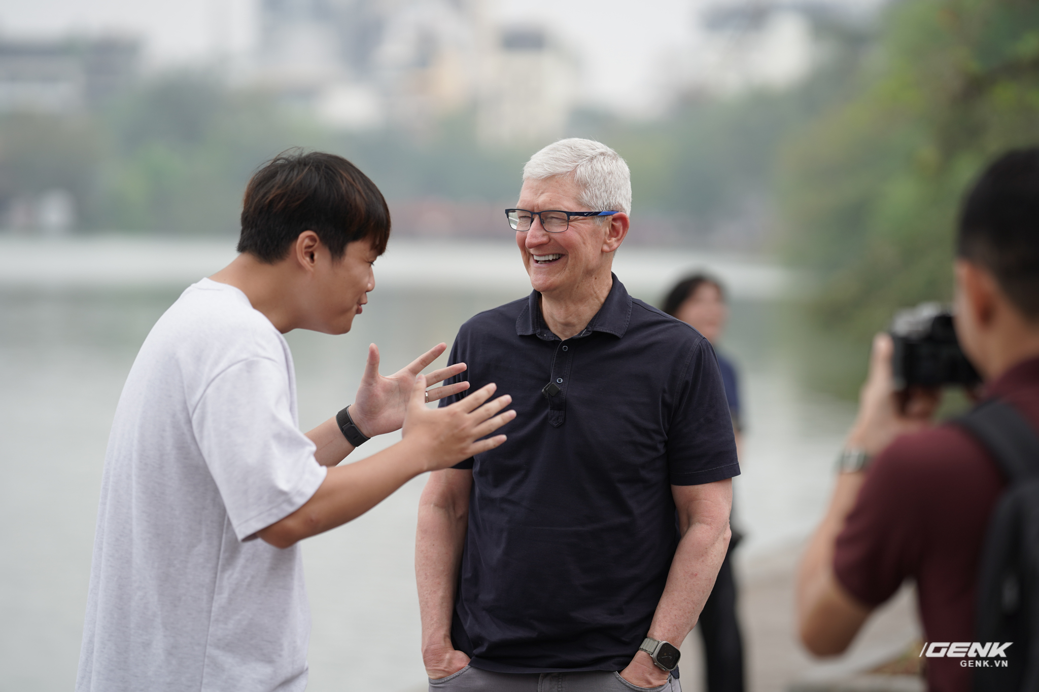 Tim Cook có mặt tại Hồ Hoàn Kiếm, giao lưu cùng Duy Thẩm và báo chí