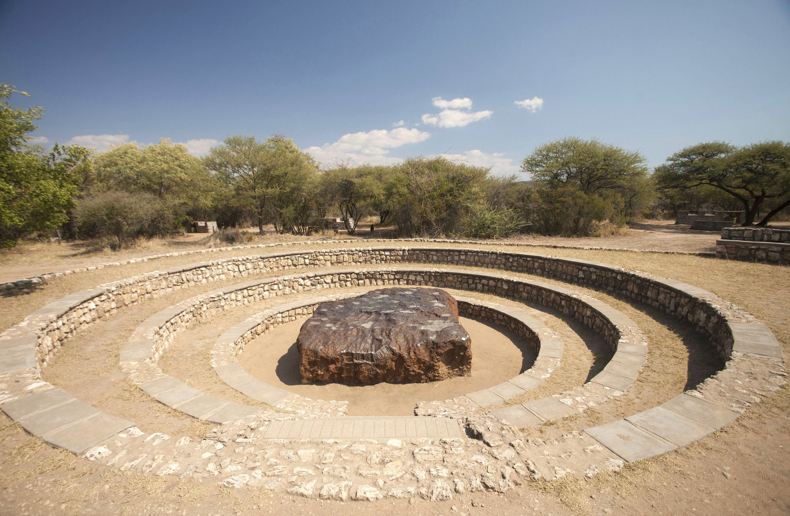 Tại sao thiên thạch Hoba không để lại miệng hố va chạm mặc dù nặng tới ...