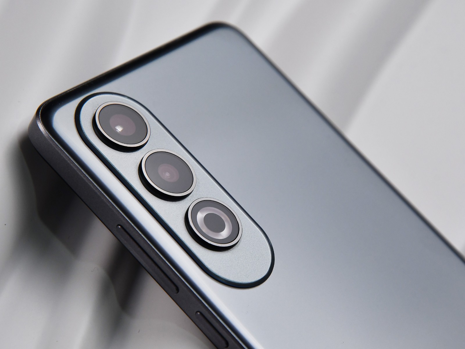 OPPO ra mắt smartphone tầm trung giá chỉ hơn 6 triệu đồng: Thiết kế đẹp ...