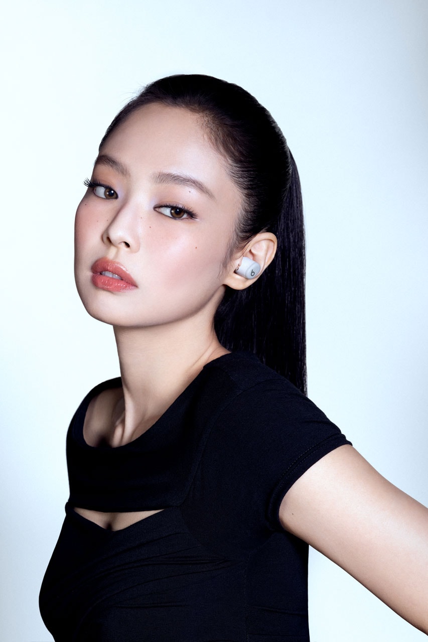 Chùm ảnh: Jennie (BLACKPINK) và tai nghe true wireless giá rẻ mới của Apple