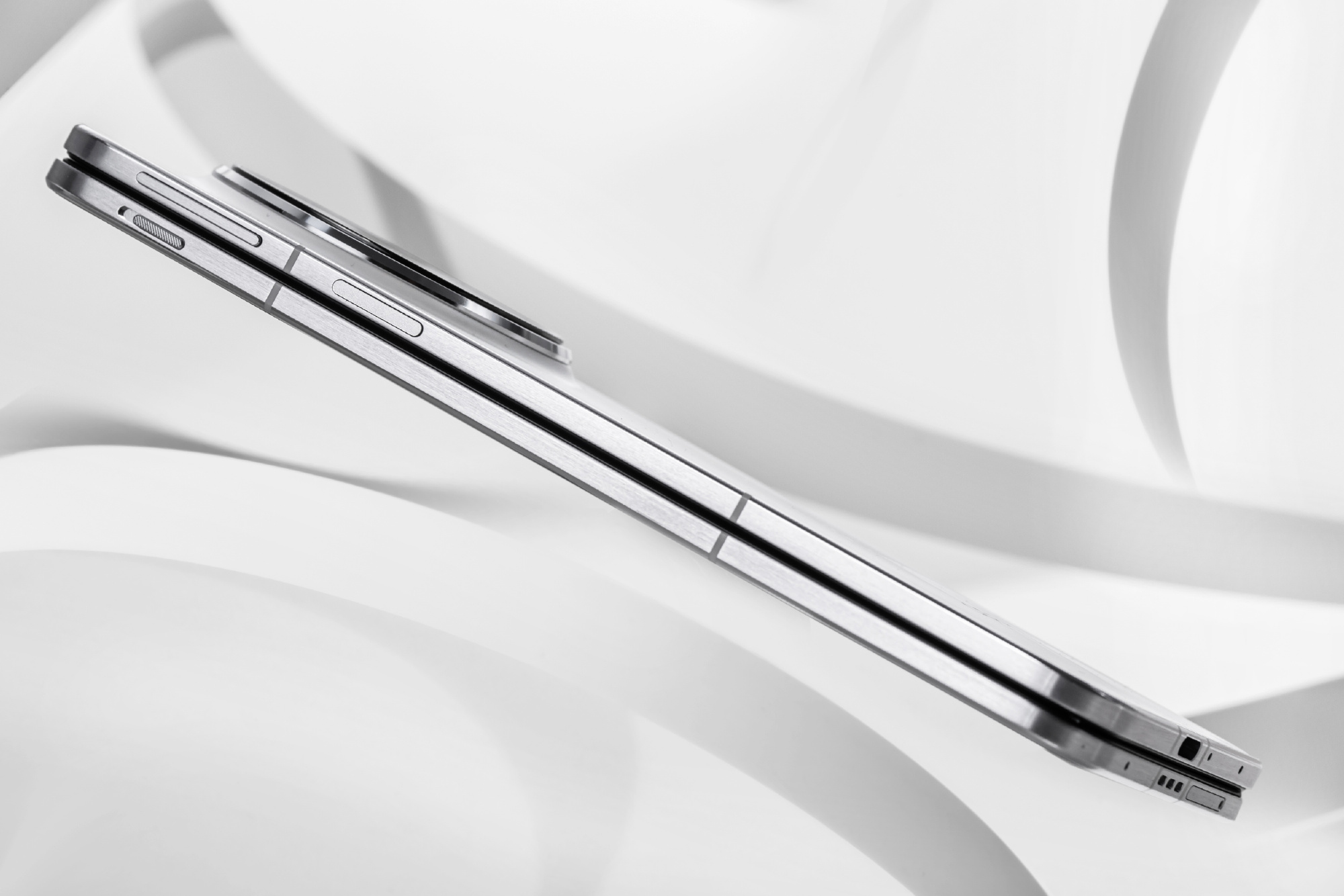 Cận cảnh OPPO Find N5: Smartphone gập mỏng nhẹ nhất thế giới nhưng vẫn ...
