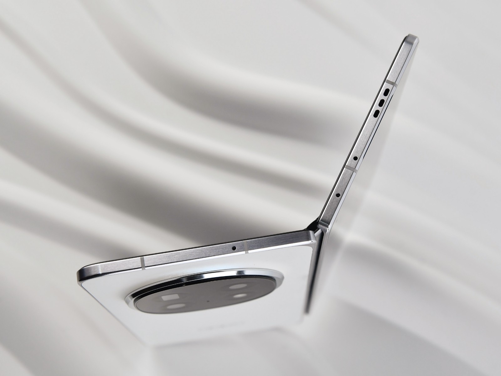 Cận cảnh OPPO Find N5: Smartphone gập mỏng nhẹ nhất thế giới nhưng vẫn ...