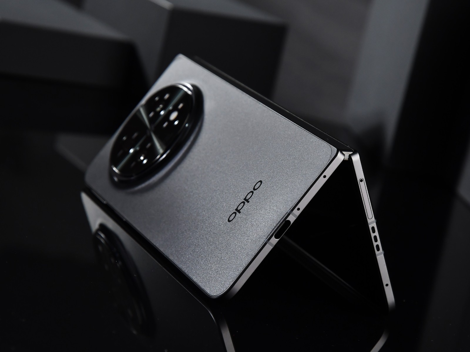 Cận cảnh OPPO Find N5: Smartphone gập mỏng nhẹ nhất thế giới nhưng vẫn ...