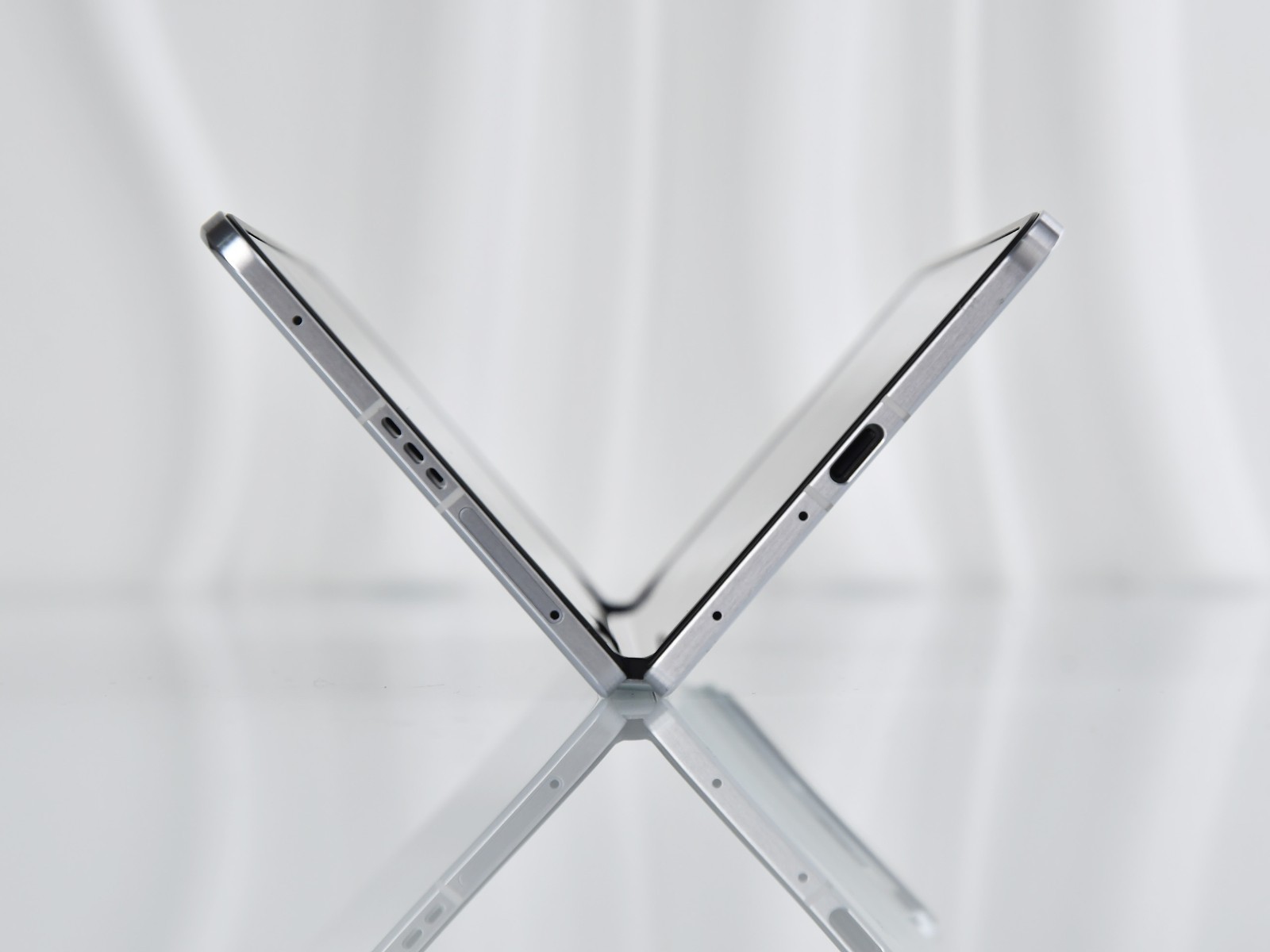 Cận cảnh OPPO Find N5: Smartphone gập mỏng nhẹ nhất thế giới nhưng vẫn ...