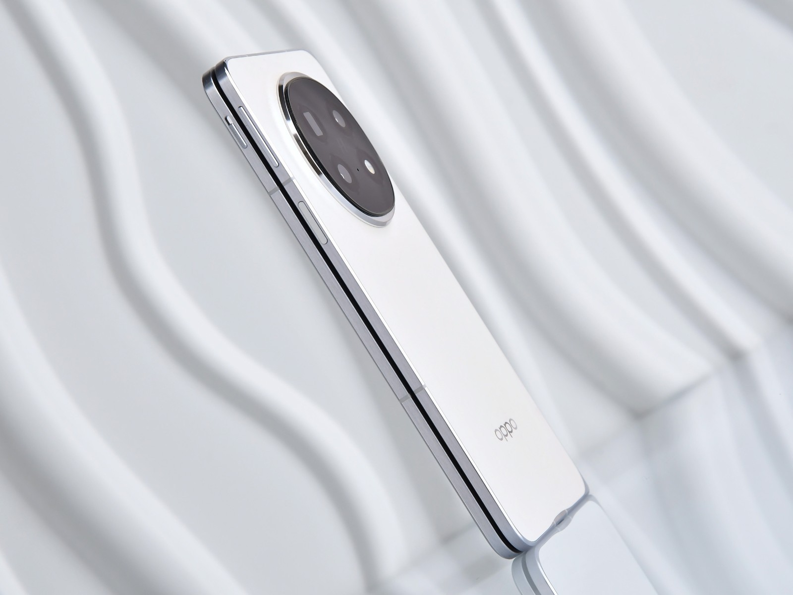 Cận cảnh OPPO Find N5: Smartphone gập mỏng nhẹ nhất thế giới nhưng vẫn ...