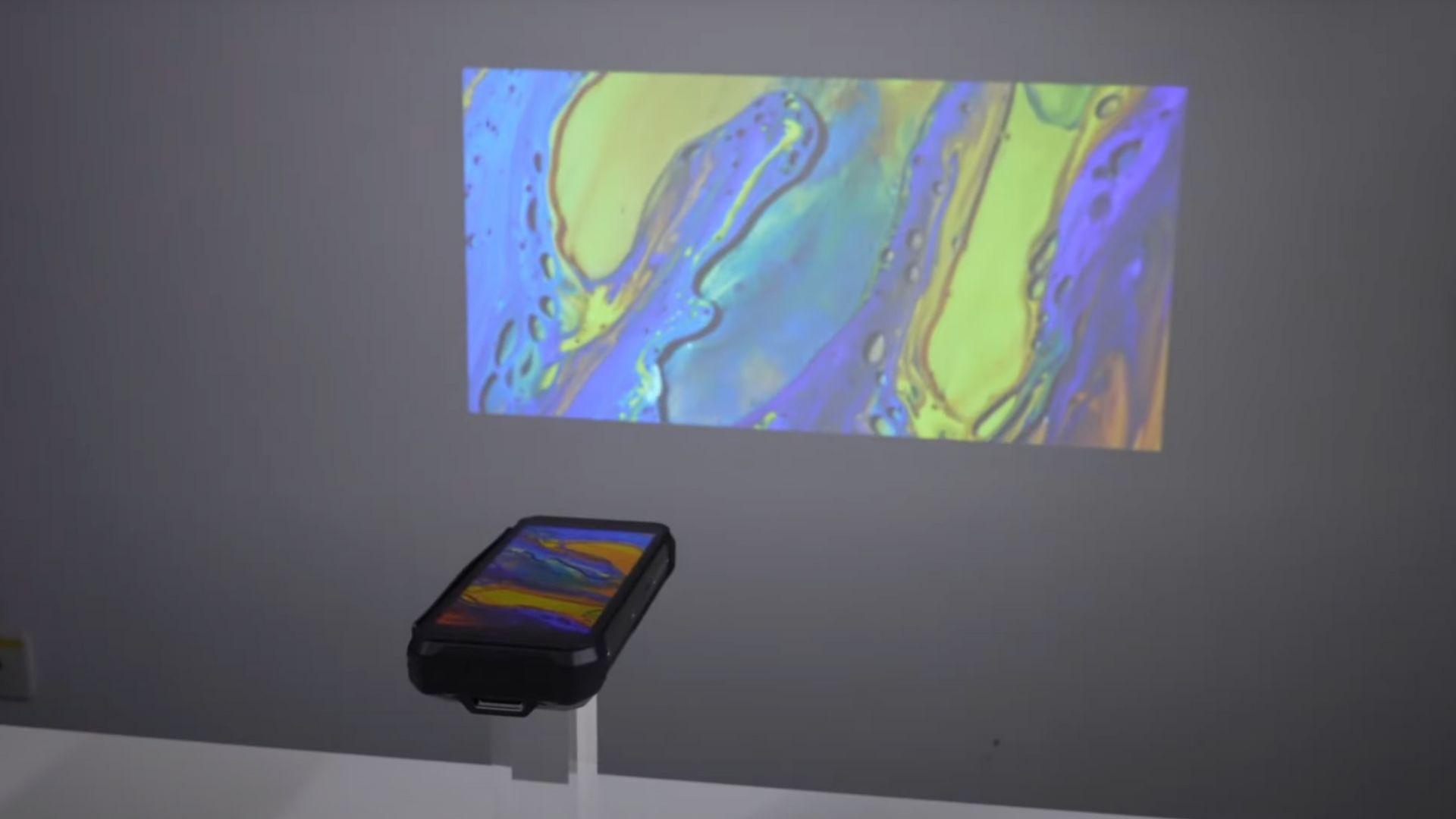 Oukitel WP100 Titan: Điện thoại nặng gần 1kg, pin 33.000mAh kèm máy ...