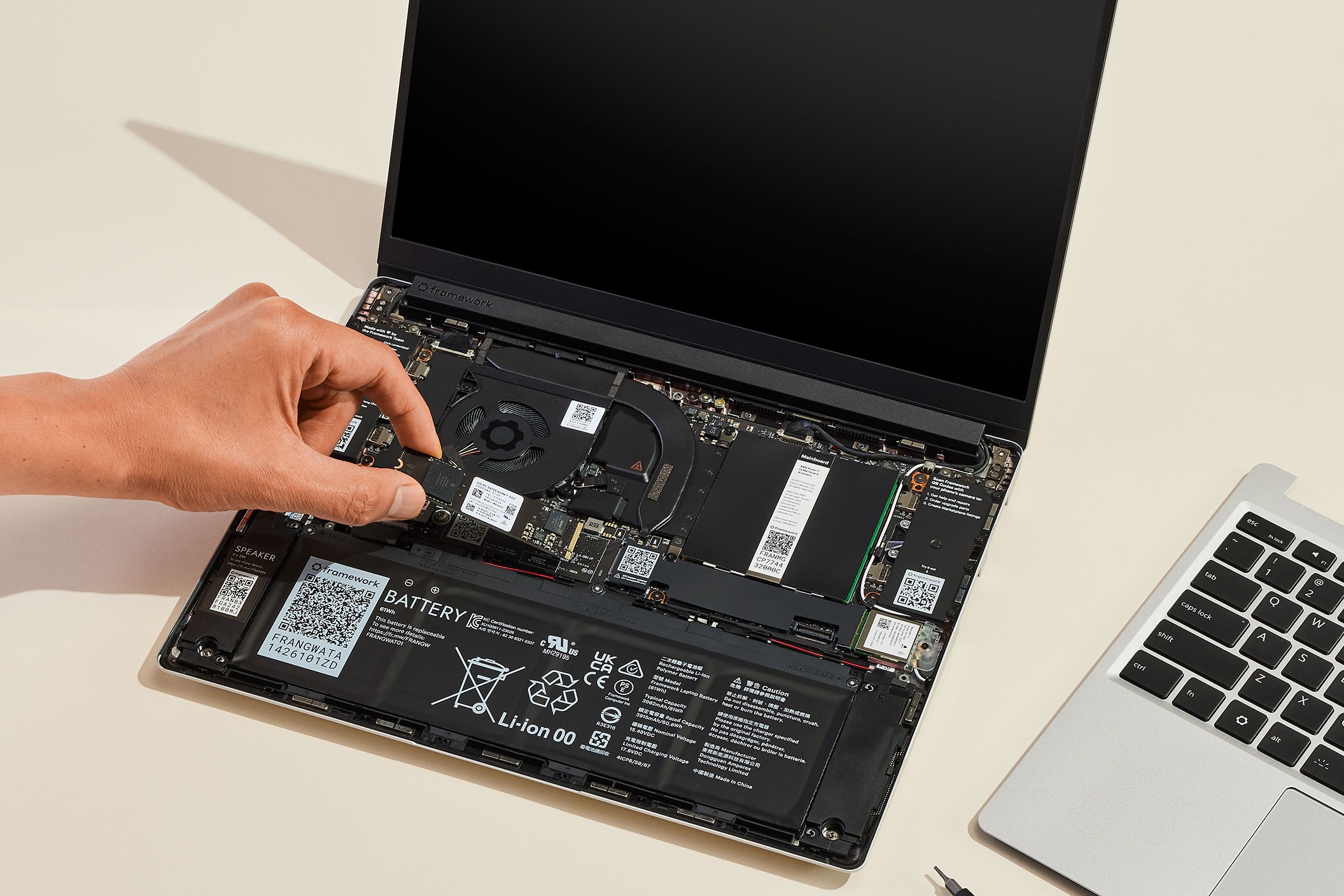 Laptop lắp ghép như LEGO trở lại, dùng chip AMD xịn, muốn bao nhiêu RAM ...