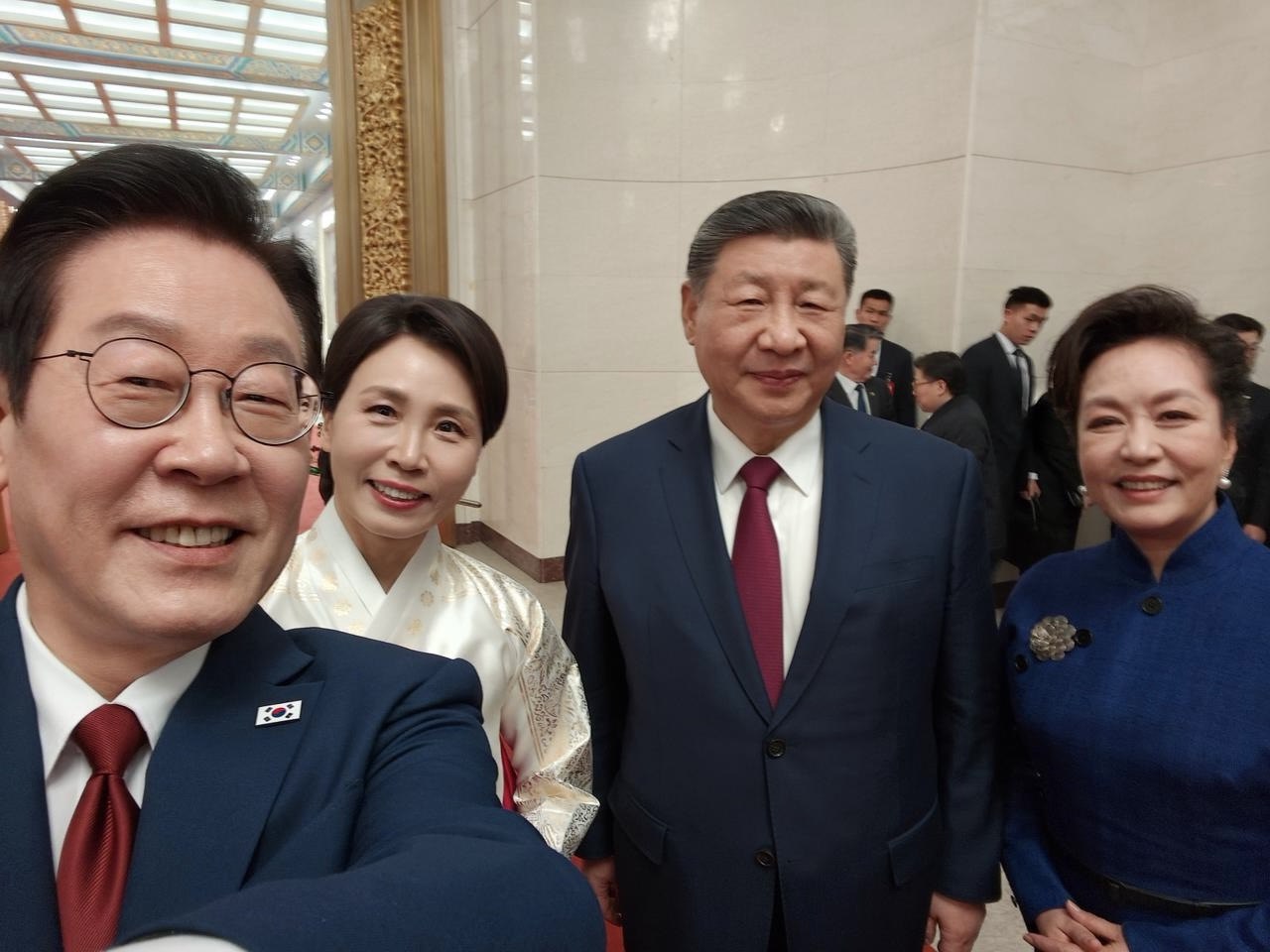Tổng thống Hàn Quốc Lee Jae-myung selfie cùng Chủ tịch Trung Quốc Tập ...