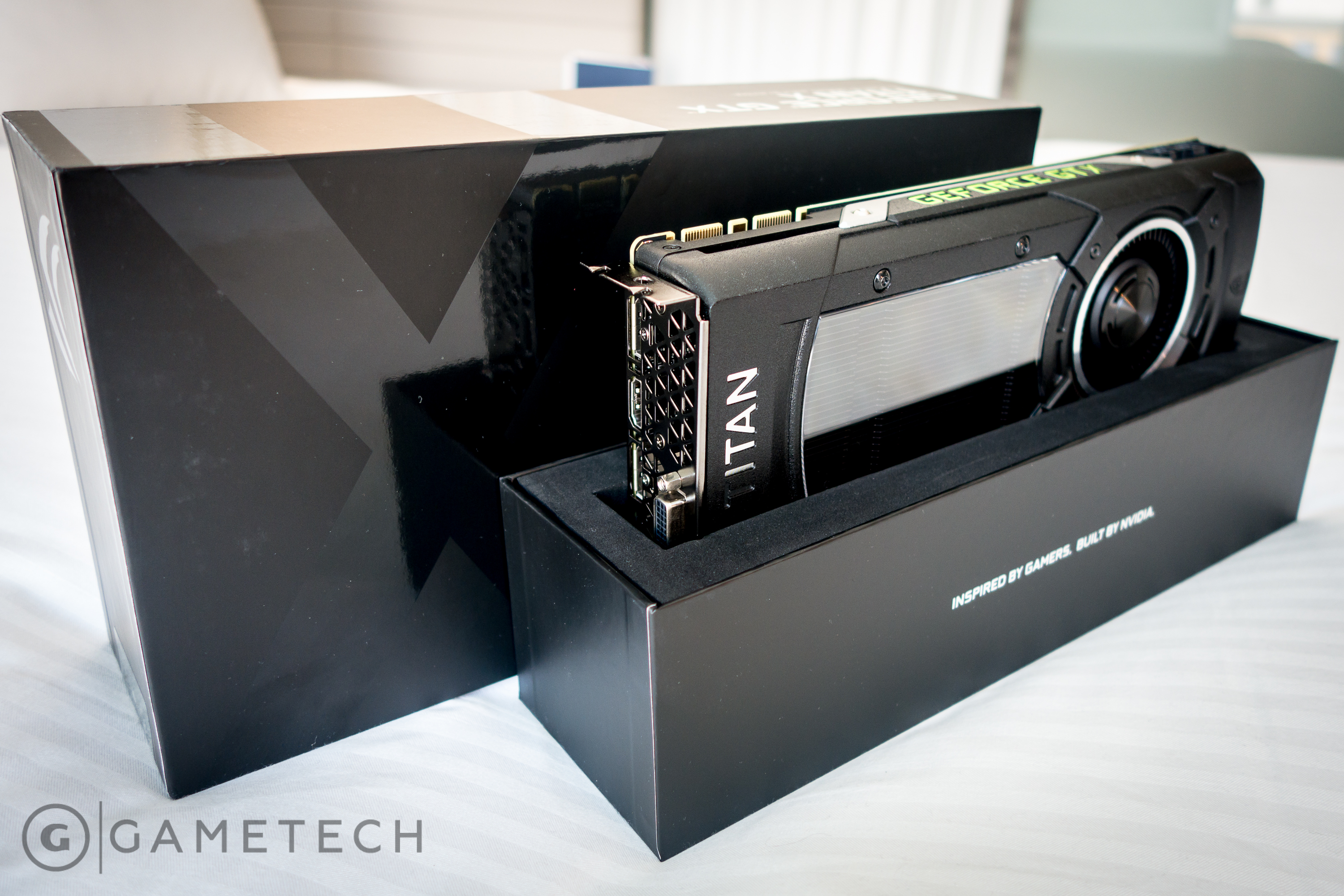 Cận cảnh "siêu card đồ họa" GTX Titan X