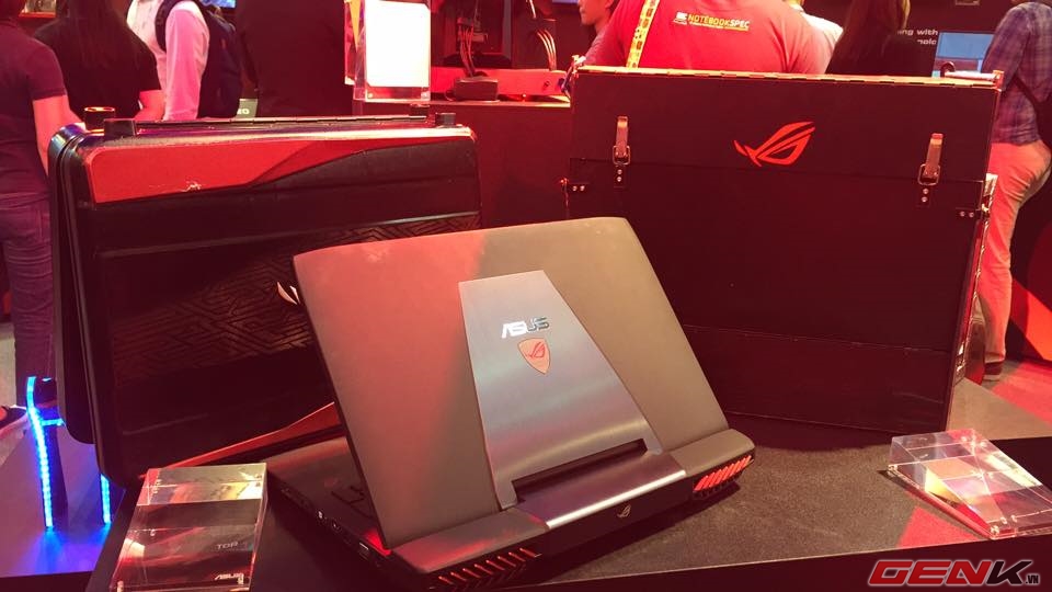 Choáng ngợp với dàn case "quái thú" từ gian hàng ASUS ROG