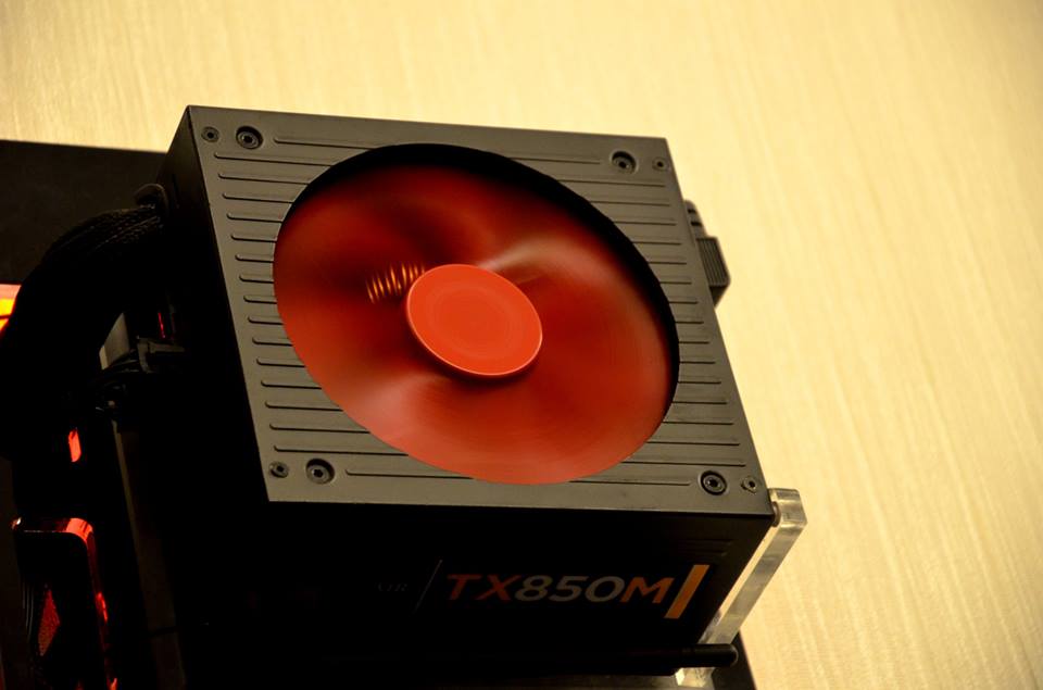 Bộ PC 'treo tường' độc đáo có giá tới 150 triệu đồng