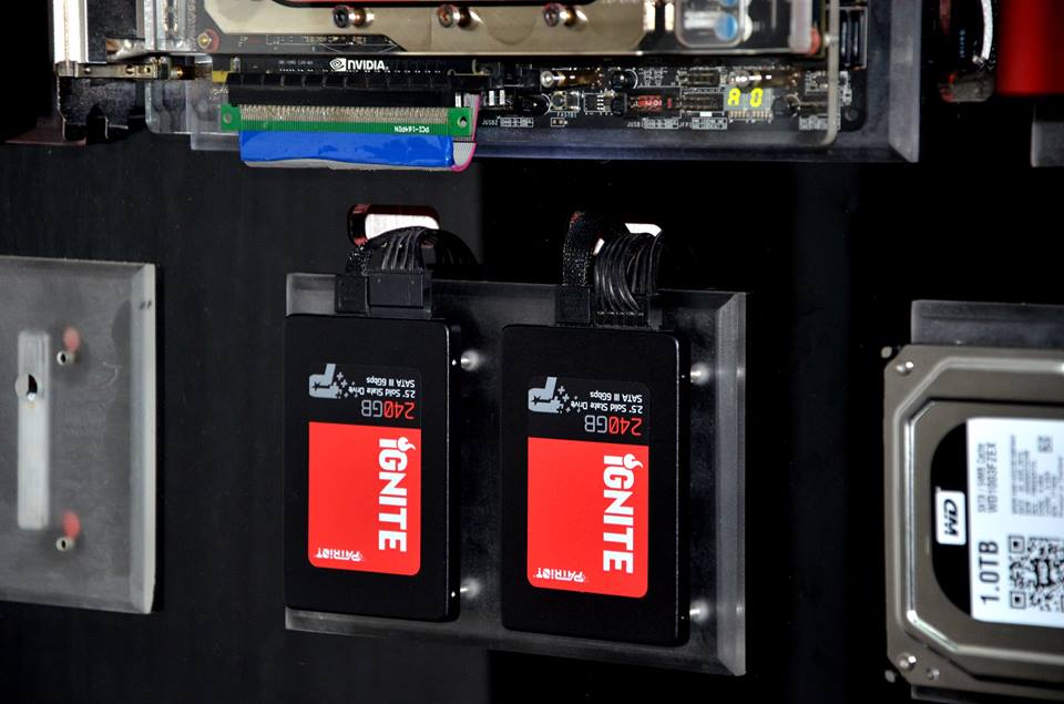 Bộ PC 'treo tường' độc đáo có giá tới 150 triệu đồng