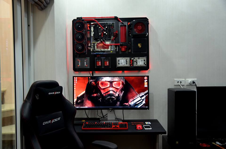 Bộ PC 'treo tường' độc đáo có giá tới 150 triệu đồng