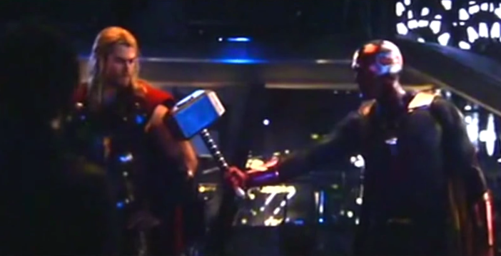 Fan Marvel tại Việt Nam tranh cãi dữ dội về chiếc búa thần của Thor