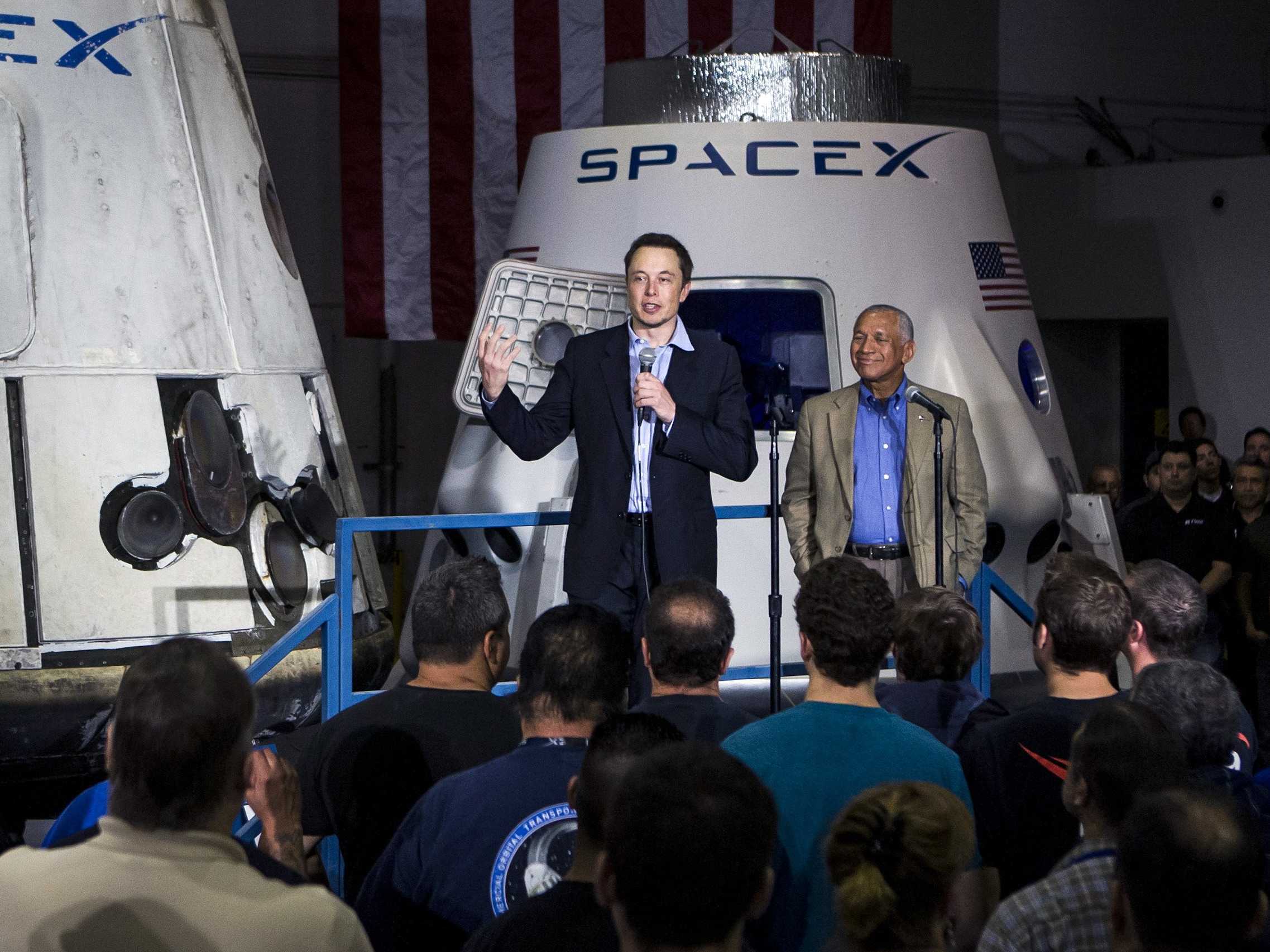 Elon Musk vs. Jeff Bezos: Cuộc đối đầu của 2 gã khổng lồ