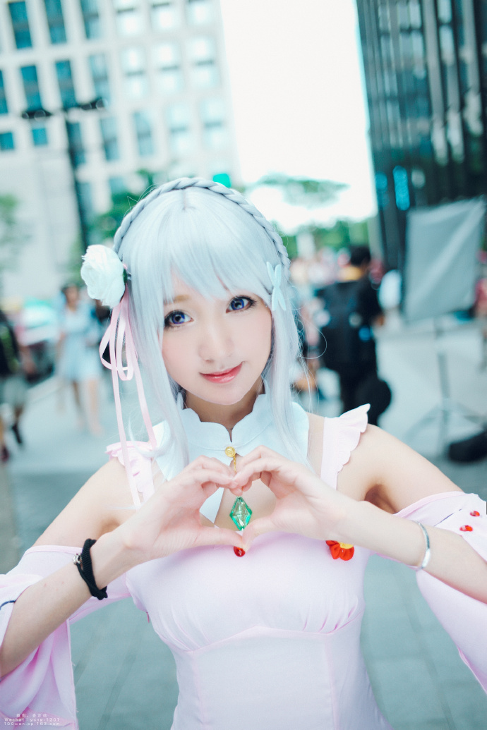 Ngất ngây với cosplay Emilia cực dễ thương trong Anime Re:Zero