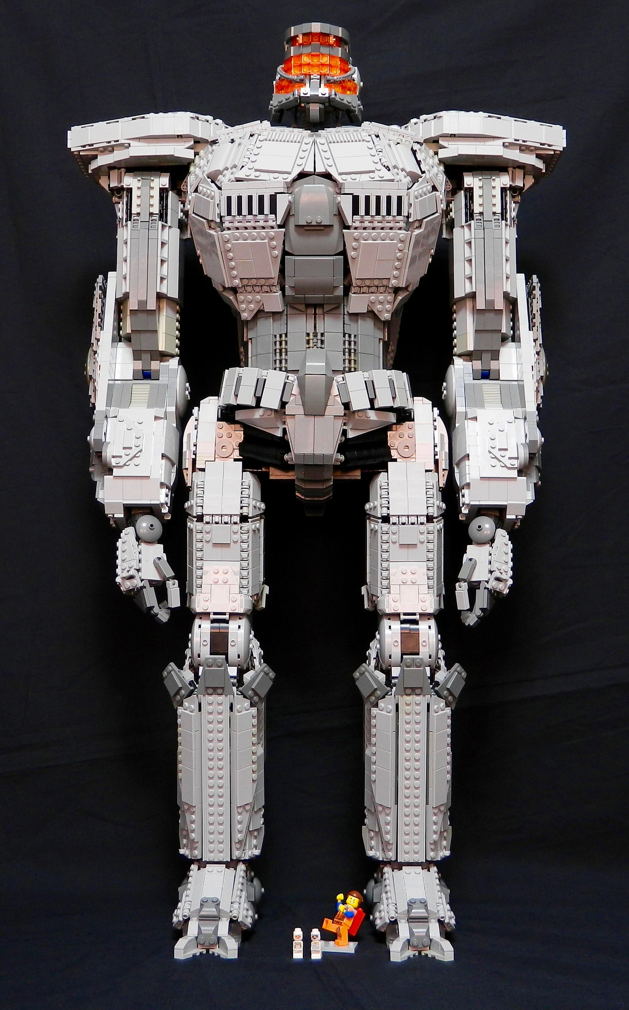 Siêu ấn tượng với mô hình LEGO của robot trong phim Pacific Rim