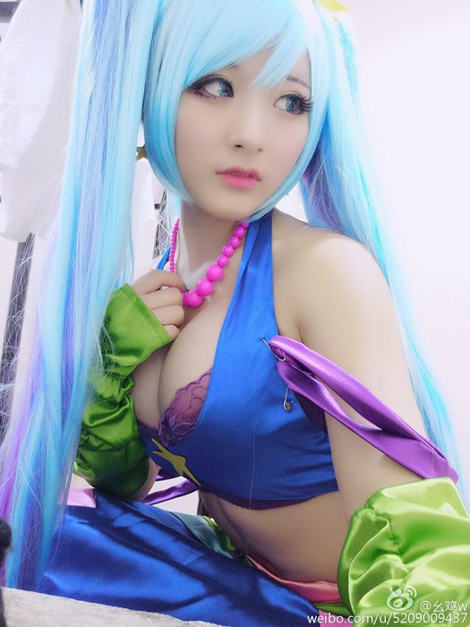 Cosplay Sona "tự sướng" khiến bạn không thể rời mắt