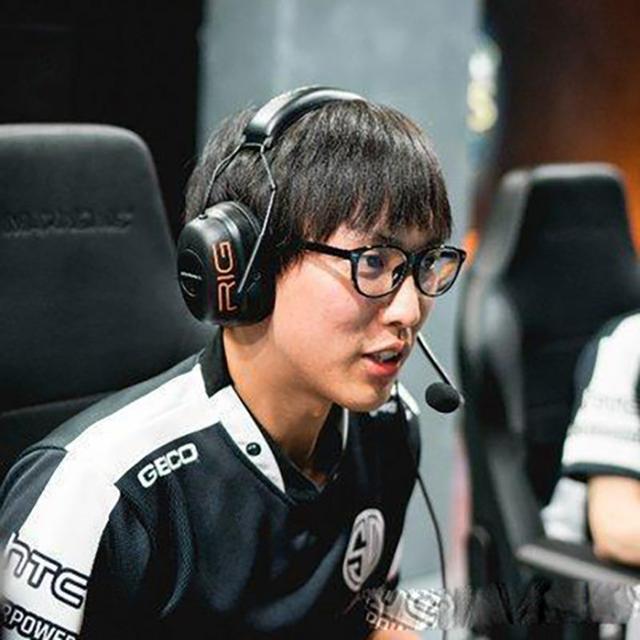 9 bạn gái game thủ nóng bỏng nhất thế giới