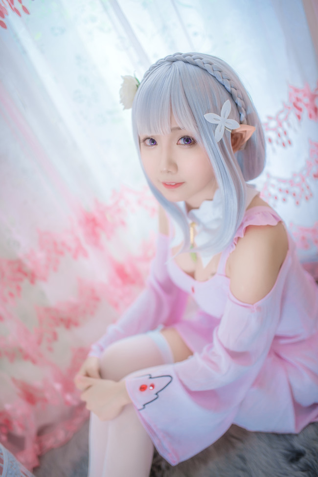 Cùng ngắm cosplay nàng công chúa tóc trắng Emilia cực dễ thương trong ...