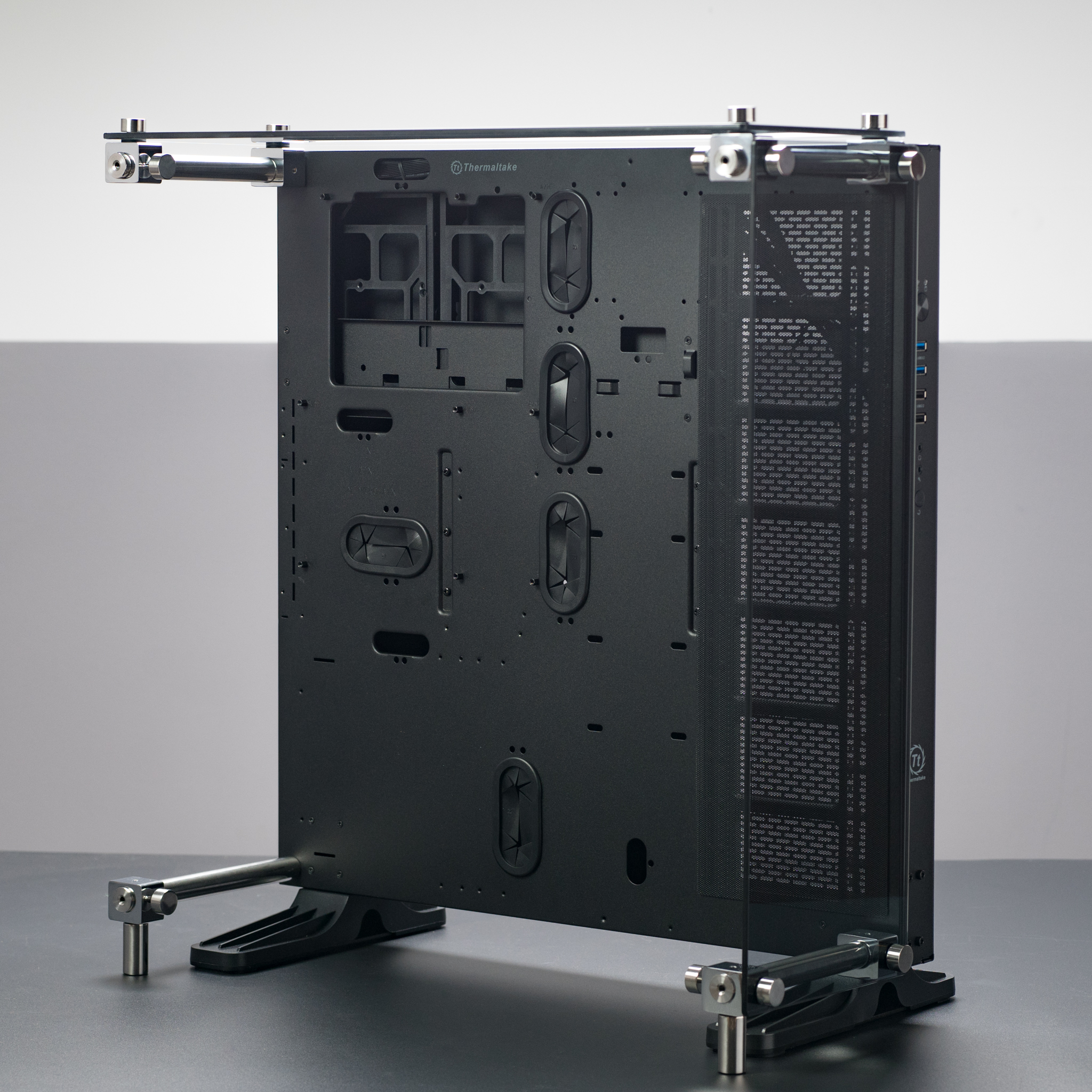 Case máy tính "toàn kính" siêu đẹp này chắc chắn là độc nhất Việt Nam