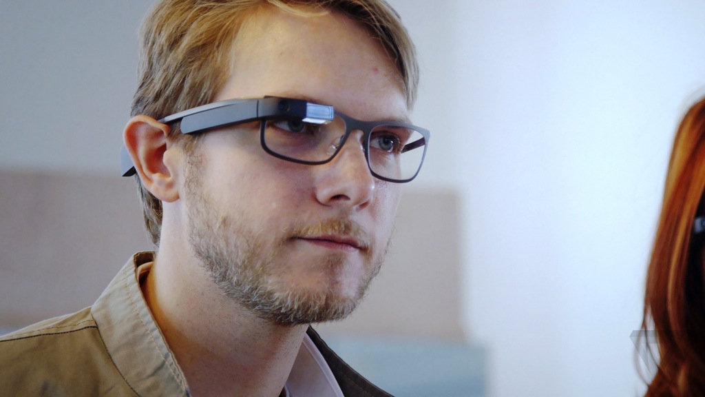 Google Glass gần như bị lãng quên trên thị trường tiêu dùng, nhưng ...