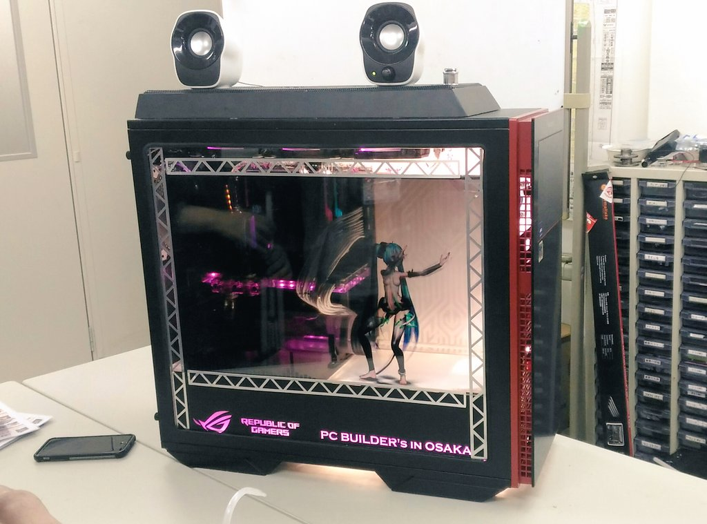 Nhật: Biến case máy tính thành sân khấu của Hatsune Miku