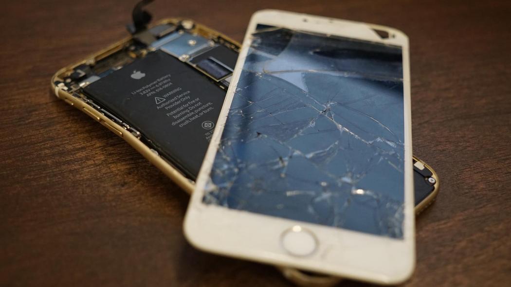 Những ca sửa iPhone khó đỡ nhất quả đất, tưởng trở thành đống sắt vụn ...