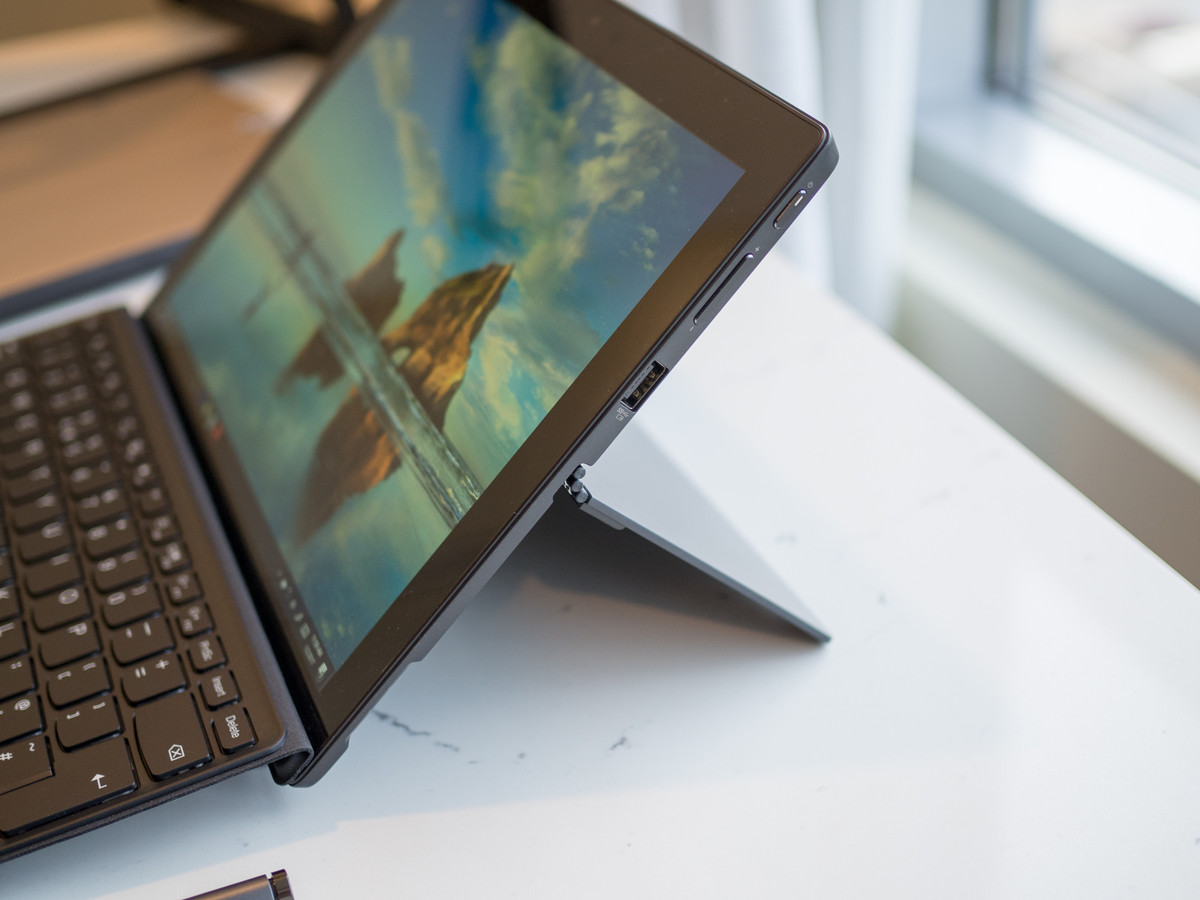 [CES 2017] Lenovo trình làng MIIX 720, thách thức Surface Pro của Microsoft