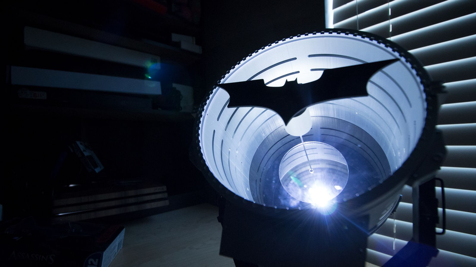 Chỉ với 7 triệu, bạn có thể sở hữu một chiếc Bat Signal Mini để "triệu ...