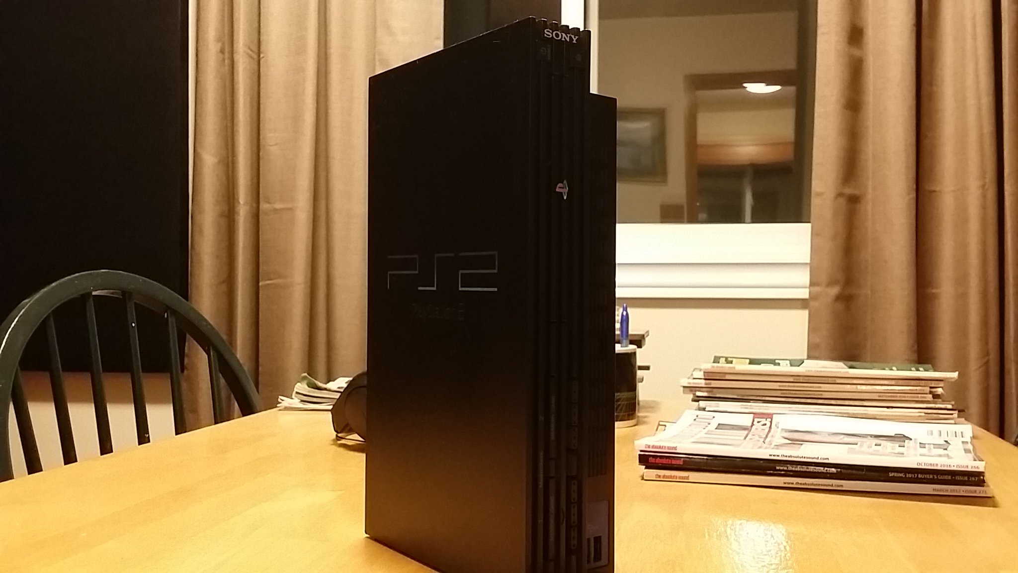 17 năm về trước chiếc máy PS2 ra mắt hoành tráng như thế này, bảo sao ...