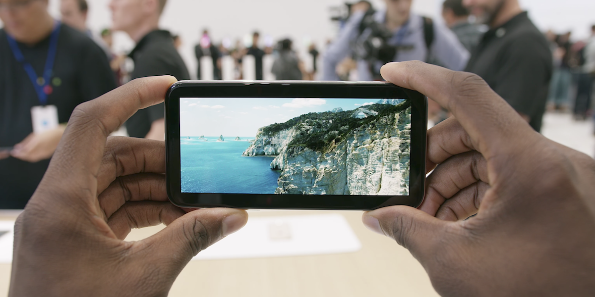 Đây là trải nghiệm xem video trên màn hình đặc biệt của iPhone X