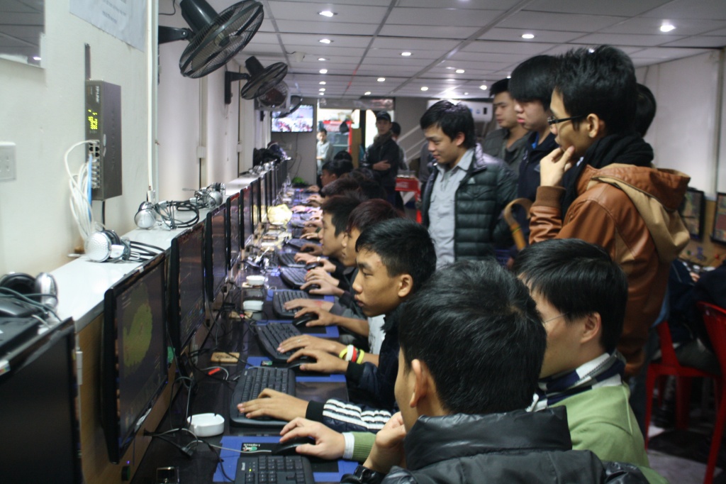 Chơi game ngoài quán net thì vui, nhưng gặp phải những cảnh này thì ...