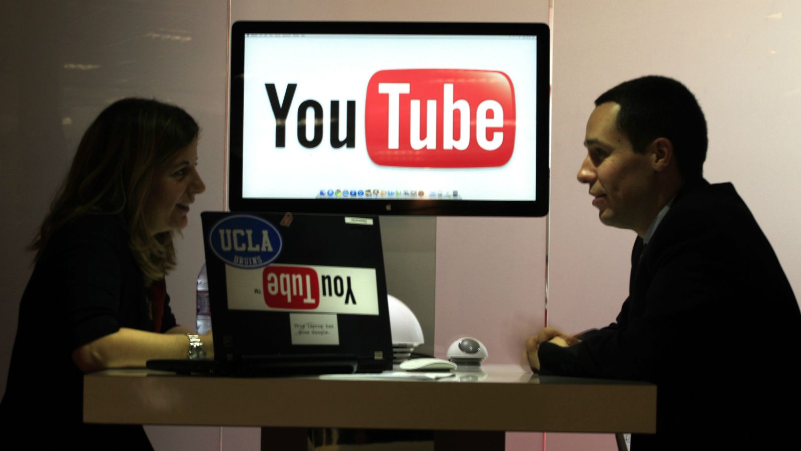 Người đàn ông này tạo ra cả triệu đô trên YouTube từ những bài hát ...