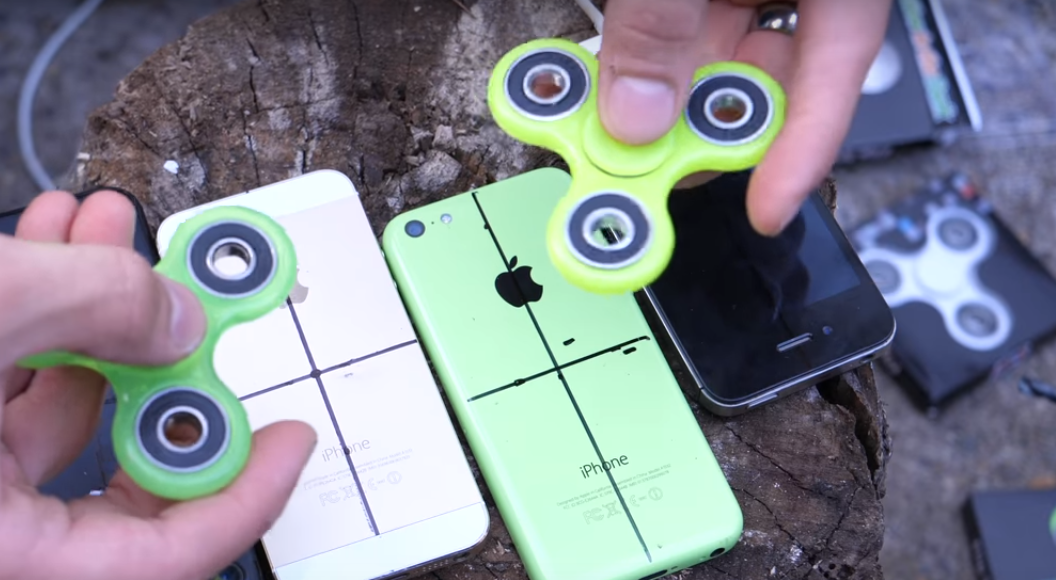 Anh chàng này đục thủng iPhone 7 để biến nó thành Fidget Spinner độc ...