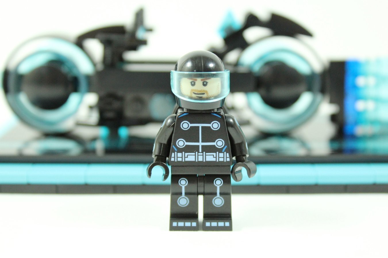 Chiêm ngưỡng mô hình LEGO của chiếc xe máy "huyền thoại" Tron Light Cycle