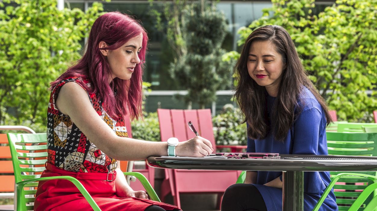 Gặp nữ kỹ sư Microsoft xinh đẹp chế tạo chiếc vòng đeo mang đến hy vọng ...